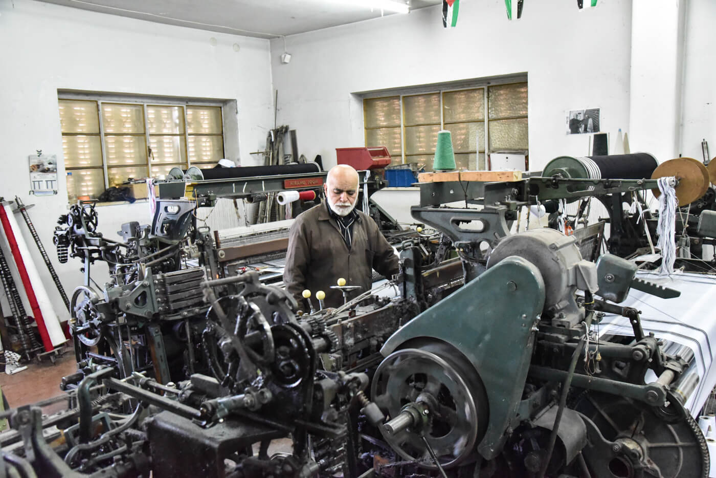 The art of the Palestinian scarf: Visiting the kuffiya factory in ...